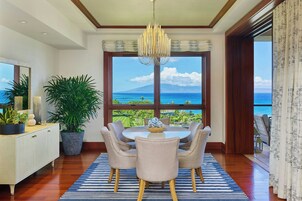 Roupas de cama premium, cofres nos quartos, escrivaninha