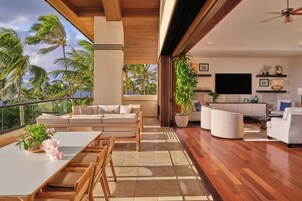 Quarto, várias camas, vista para o oceano | Sala de estar | TV LCD, DVD player, dock para iPod