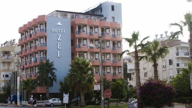 Um edifício de hotel com vários andares, varandas e uma placa com a inscrição 'HOTEL ZEIL'.