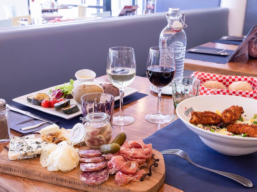 Pequeno-almoço tipo buffet diário (8 EUR por pessoa)