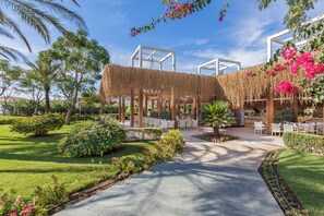 8 restaurantes, pequenos-almoços servidos, cozinha internacional 