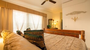 Quarto standard, 1 cama King, suíte | Individualmente mobiliados, ferros/tábuas de passar roupa