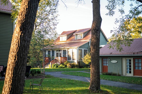 Prairie Guest House - Carmel, IN