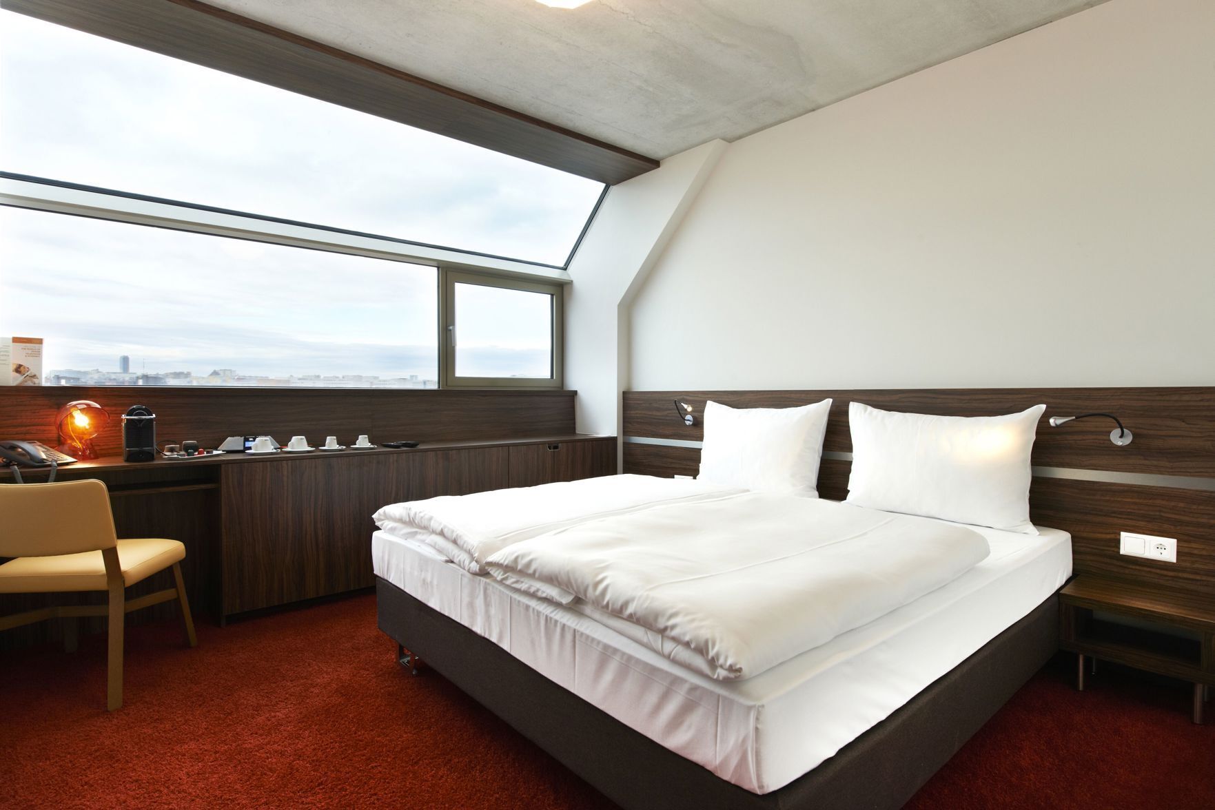 Roupa de alta qualidade, minibar, cofre com capacidade para portátil 