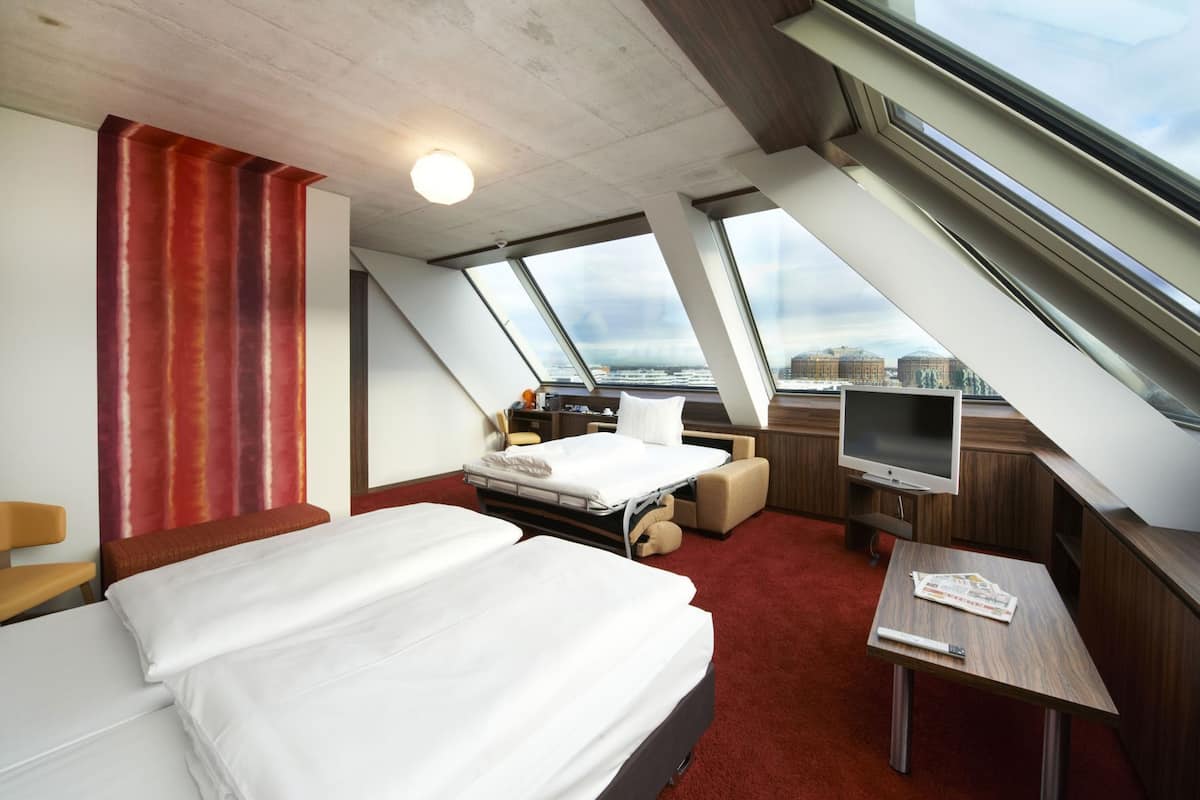 Roupa de alta qualidade, minibar, cofre com capacidade para portátil