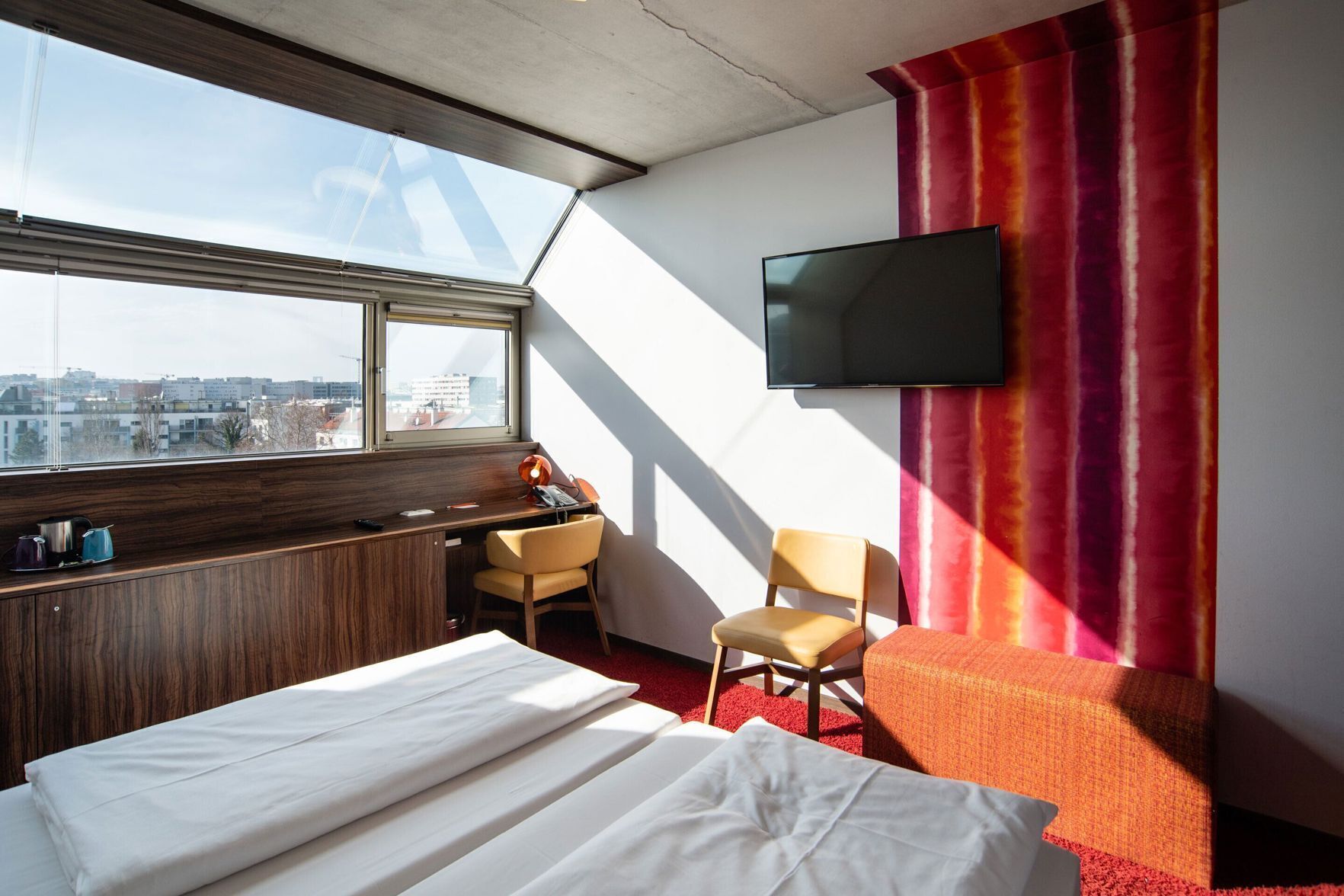 Roupa de alta qualidade, minibar, cofre com capacidade para portátil 