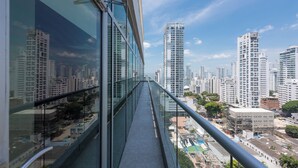Um edifício alto com fachada de vidro e vista desobstruída da paisagem urbana.