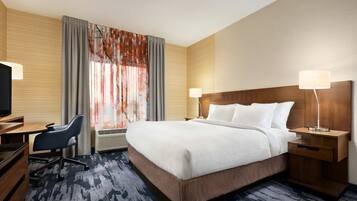 Roupa hipoalergénica, cofre no quarto, secretária