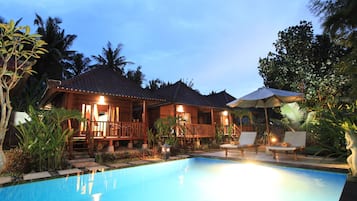 Piscina exterior, guarda-sóis, espreguiçadeiras