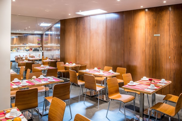 Pequeno-almoço tipo buffet diário (12 EUR por pessoa)
