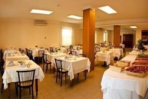 Pequenos-almoços servidos, com espaço para refeições ao ar livre