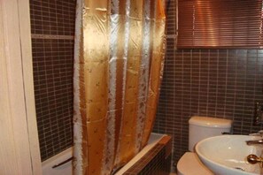 Um polibã, um chuveiro fixo, artigos de higiene pessoal grátis 