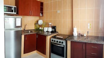 Apartamento standard, 2 quartos | Cozinha privada | Geladeira, micro-ondas, cooktop, lava-louças