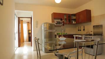 Apartamento standard, terraço | Cozinha privada | Geladeira, micro-ondas, cooktop, lava-louças