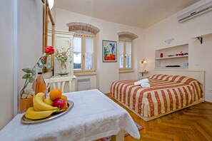 Quarto Duplo, vista para o mar | Secretária, Wi-fi grátis, roupa de cama fornecida 