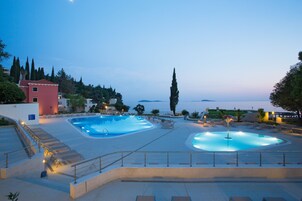 Piscina exterior, guarda-sóis, espreguiçadeiras 