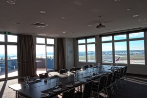 2 restaurantes: servem almoços e jantares