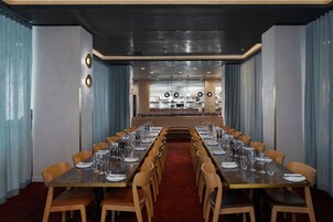 2 restaurantes: servem almoços e jantares