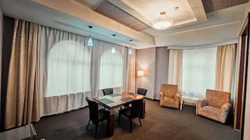 Quarto Deluxe | Sala de estar | Televisor plasma de 32 polegadas com canais por cabo, televisor