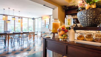 Pequeno-almoço tipo buffet diário (19.00 EUR por pessoa)