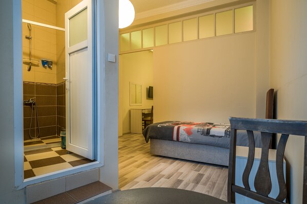 Quarto quádruplo conforto, suíte | Roupas de cama premium, cortinas blackout, quartos à prova de som