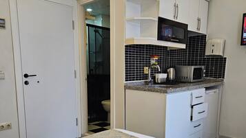 Estúdio Standard | Minibar, cofre com capacidade para portátil, quartos insonorizados