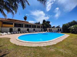 Piscina exterior, guarda-sóis, espreguiçadeiras 