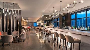 Este bar no terraço do hotel