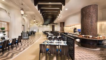 Pequeno-almoço continental diário (75 AED por pessoa)