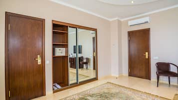 Quarto Duplo ou Twin Superior | Minibar, cofre no quarto, secretária, ferro/tábua de engomar
