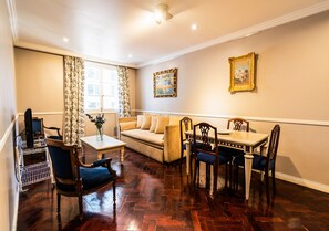 Apartamento Superior | Sala de estar | Televisor de 32 polegadas com canais por cabo 