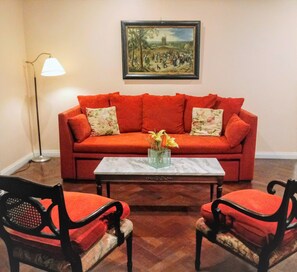 Apartamento Standard, 1 cama king-size e sofá-cama | Sala de estar | Televisor de 32 polegadas com canais por cabo 