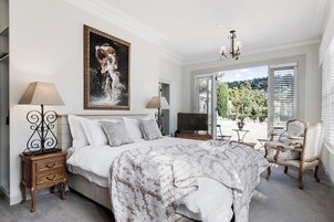 Roupa de alta qualidade, cofre no quarto, com decoração personalizada 