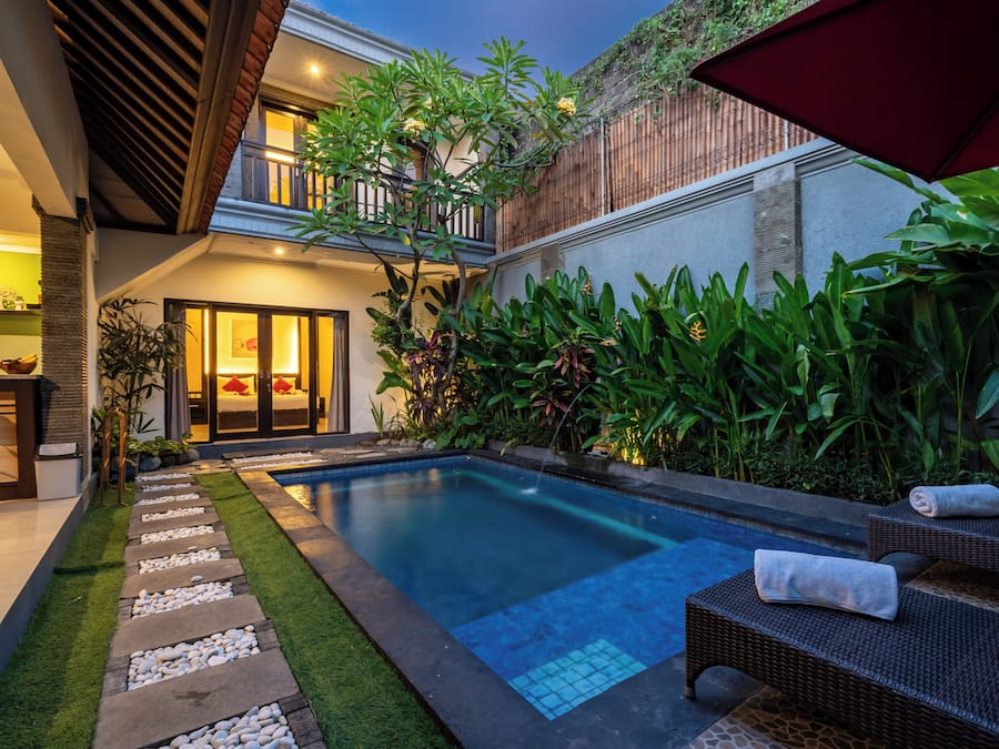 Piscina interior, piscina exterior, guarda-sóis, espreguiçadeiras