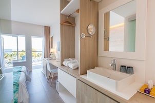 Quarto Duplo Superior, vista para o mar | Minibar, cofre com capacidade para portátil, secretária 
