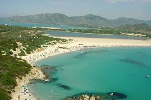 Perto da praia, praia de areia branca 