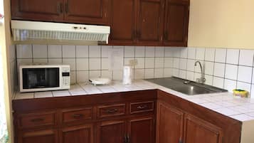 Quarto Familiar, kitchenette, vista para a piscina | Cozinha privada