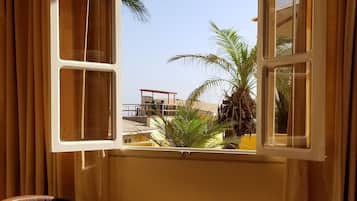 Quarto Duplo ou Twin Superior, terraço, vista para a praia | Cofre no quarto, Wi-fi grátis, roupa de cama fornecida
