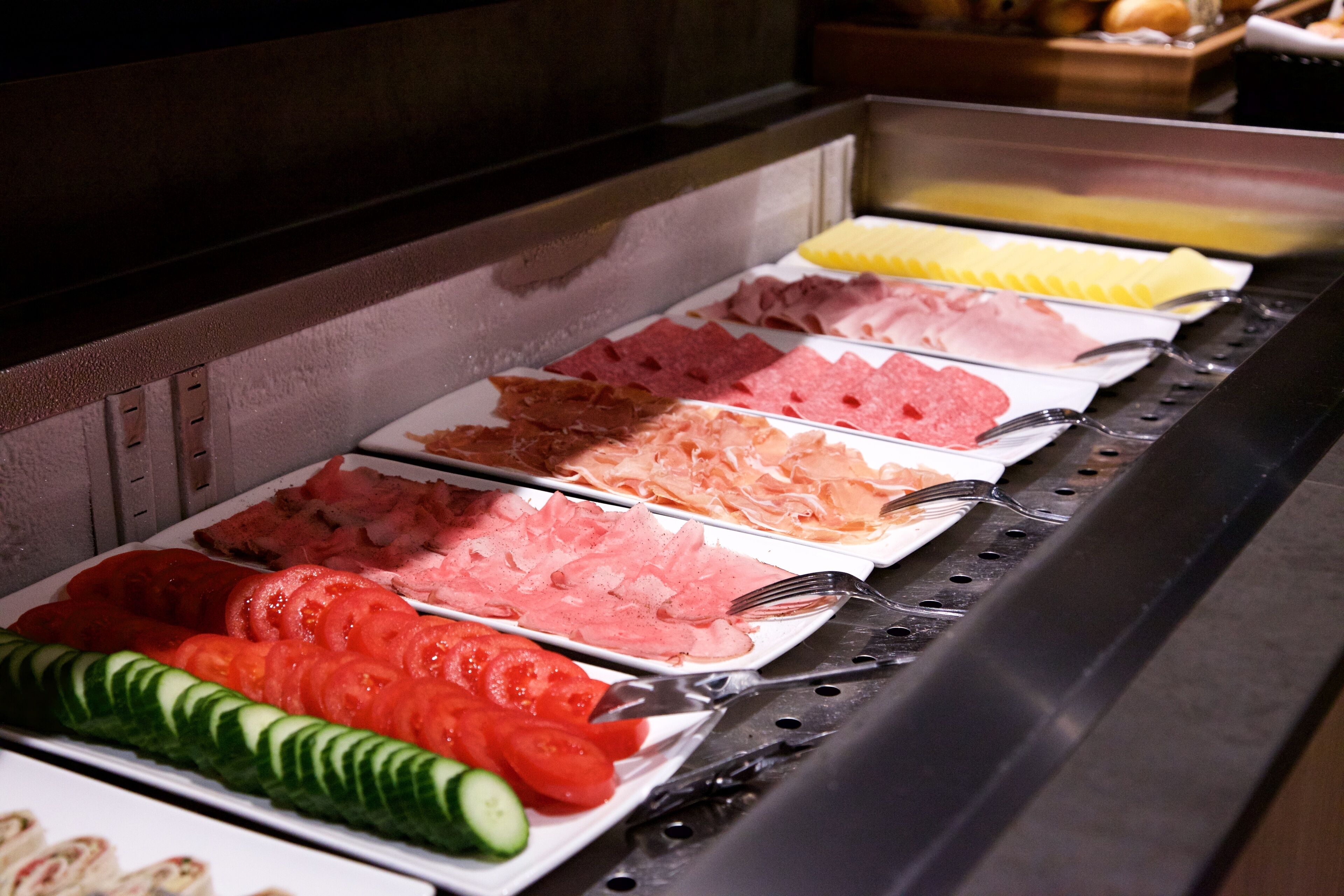 Buffet com carnes e vegetais variados.