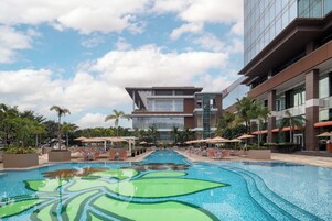 Piscina externa, funciona das 7h às 21h, barracas, espreguiçadeiras