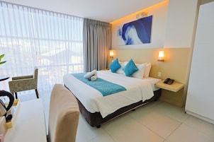 Quarto luxo | Roupas de cama antialérgicas, escrivaninha