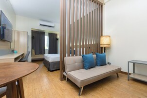 Suite, 1 Cama Queen-size, Não-fumadores | Cofre no quarto, secretária, Wi-fi grátis, roupa de cama fornecida 