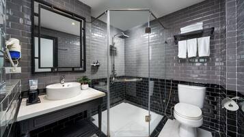 Quarto Familiar, 1 quarto, Vista para a cidade | Casa de banho | Um polibã, um chuveiro fixo, artigos de higiene pessoal grátis