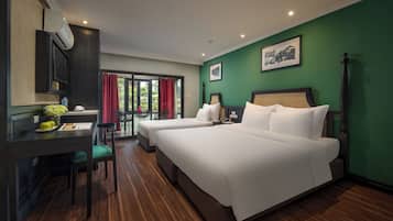Quarto família, sacada, vista para a cidade | Frigobar, escrivaninha, Wi-Fi de cortesia, roupa de cama