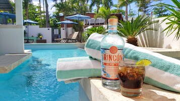 Piscina exterior, guarda-sóis, espreguiçadeiras 