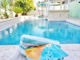 Piscina exterior, guarda-sóis, espreguiçadeiras 