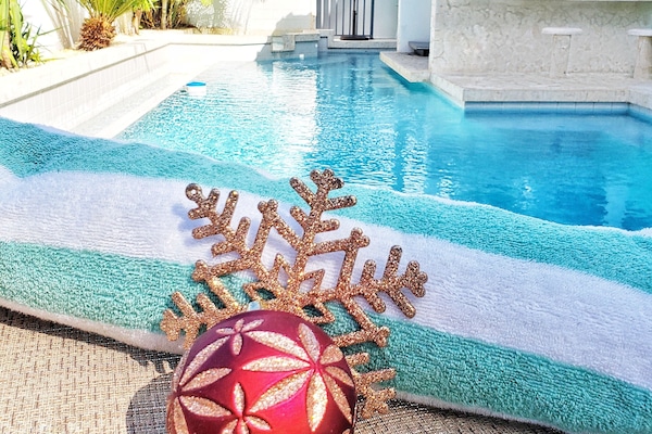 Piscina externa, guarda-sóis, espreguiçadeiras