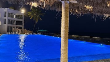 2 piscinas exteriores, guarda-sóis, espreguiçadeiras