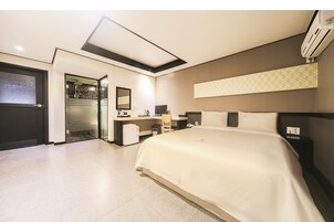 Quarto Duplo Standard | Roupa de alta qualidade, edredões de penas, minibar, cofre no quarto 