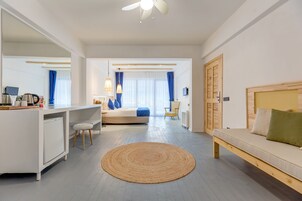 Quarto Deluxe, banheira de hidromassagem, vista para o mar | Sala de estar | Televisor LCD 